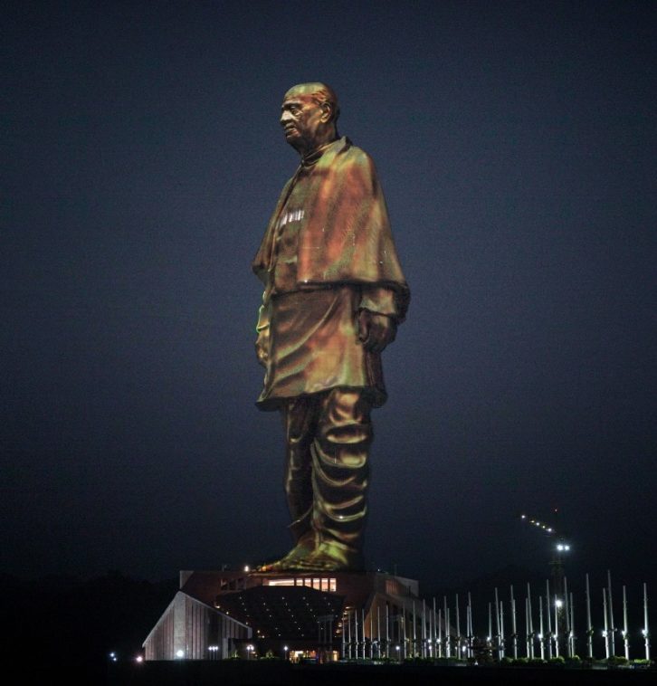Record breaking 50-plus laser projectors bring world's tallest statue ...