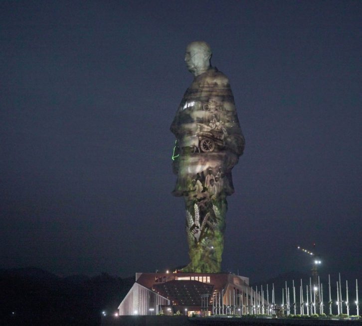 Record breaking 50-plus laser projectors bring world's tallest statue ...