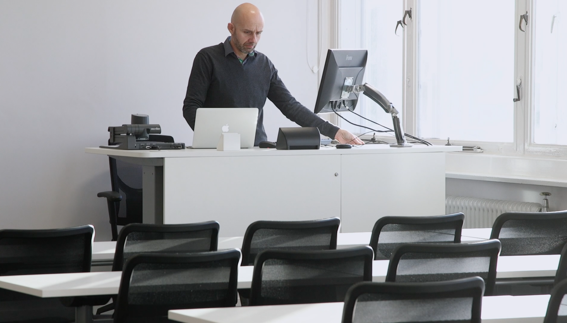 University of Manchester standardises on bespoke Loxit desks - Installation