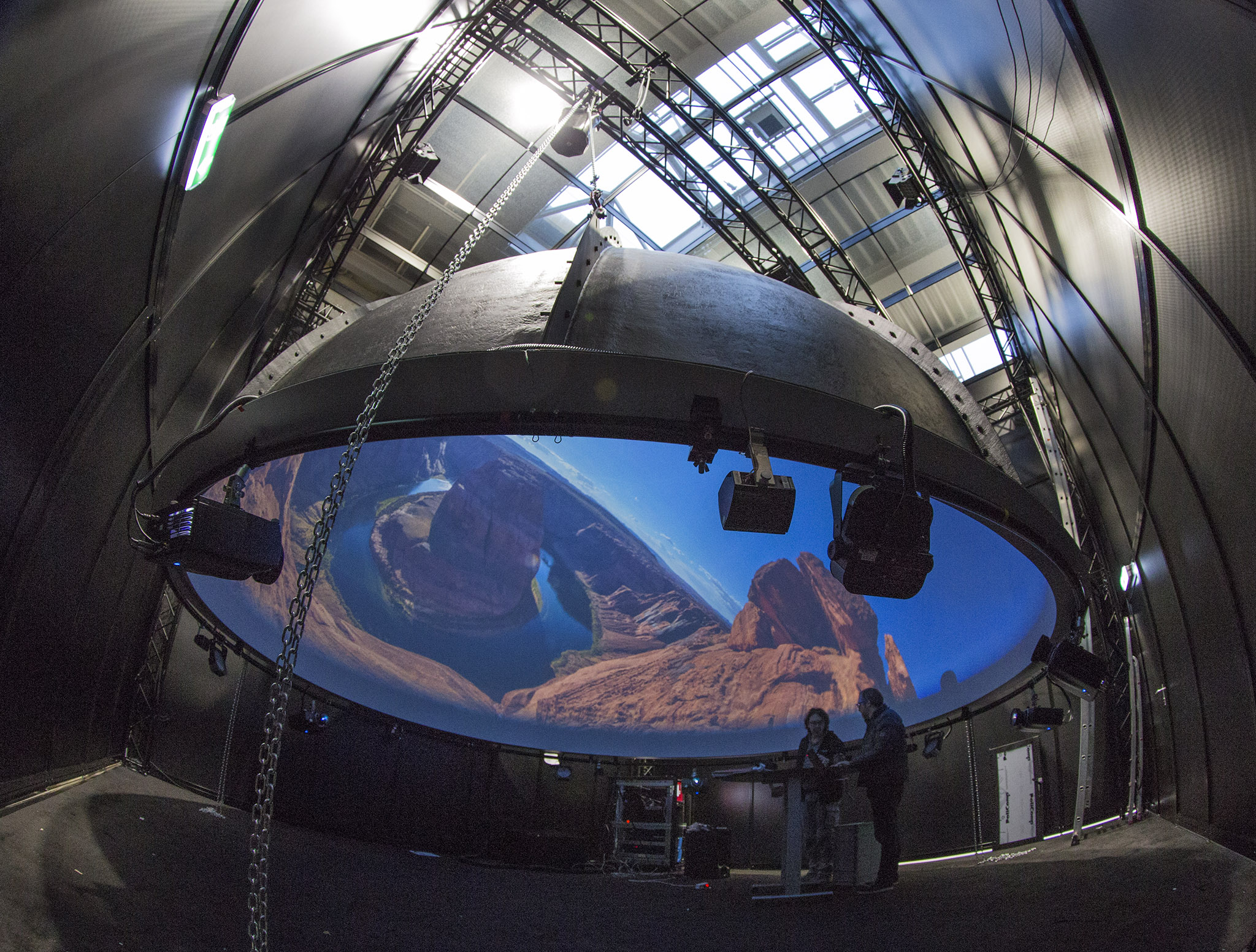The GEOMAR Marine institute expands with new projection dome - Installation