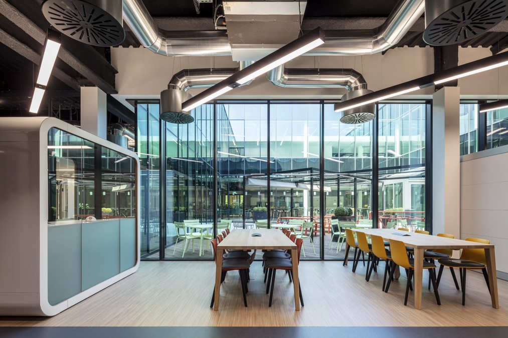 Hewlett Packard Enterprise opens new UK Collaboration Hubs - Installation