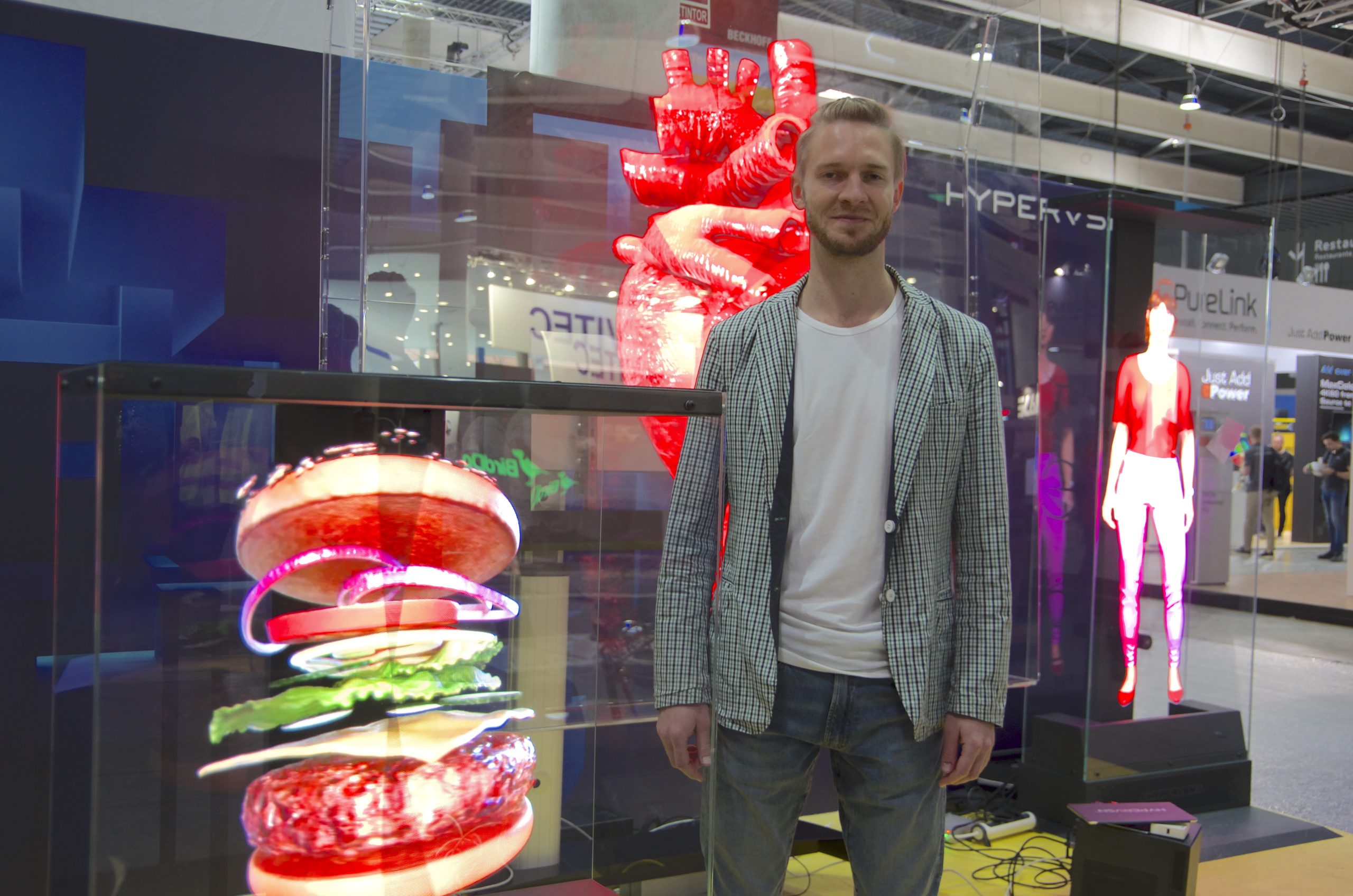 3D holograms spin up Digital Signage 2.0 - Installation
