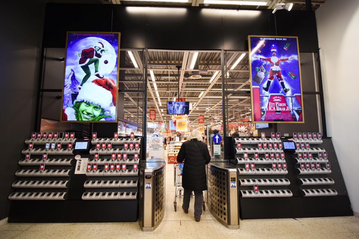 Philips digital signage sets new supermarket benchmark - Installation