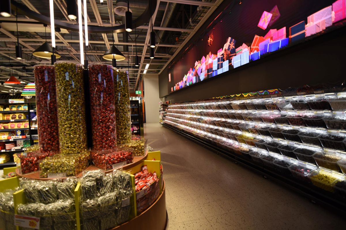Philips digital signage sets new supermarket benchmark - Installation