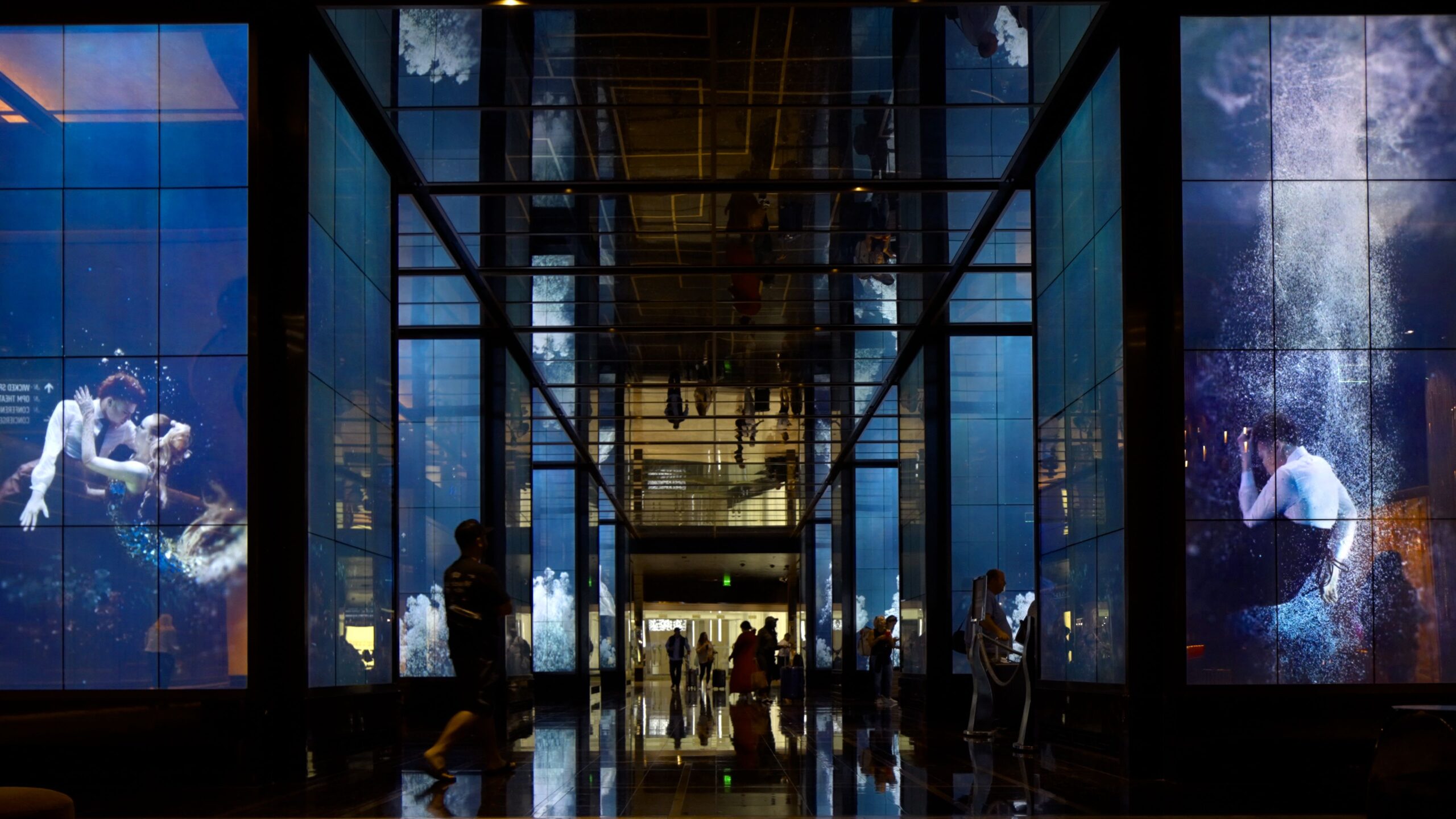 Digital display lobby columns of Las Vegas hotel boosted with immersive ...
