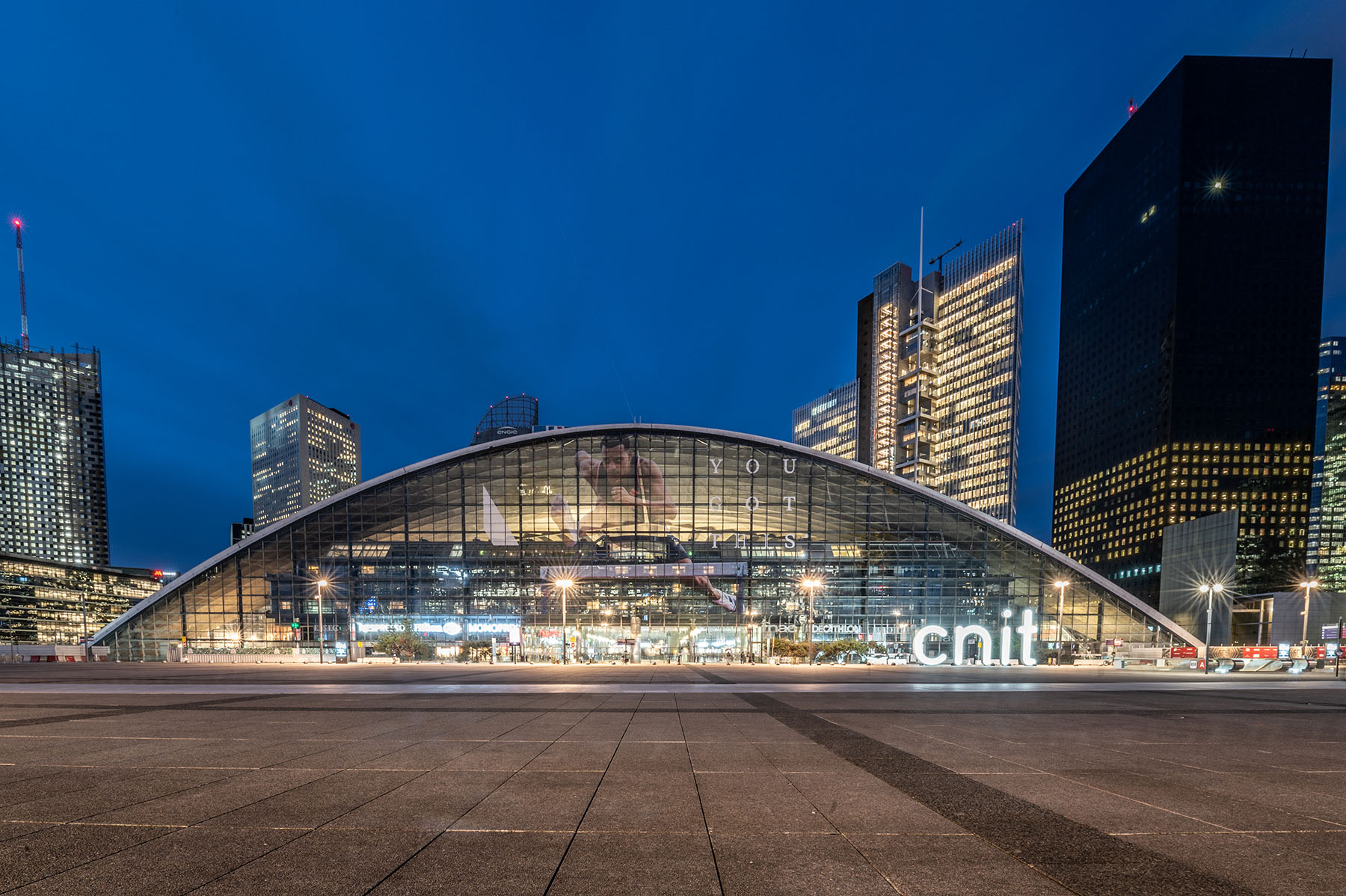 Anolis lights up CNIT's vaulted ceiling, in Paris - Installation