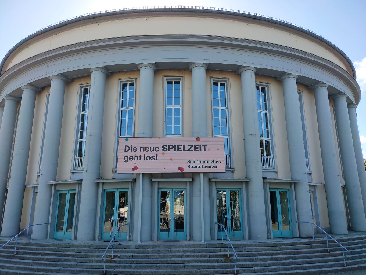 PPDS LED display brightens façade of German state theatre - Installation